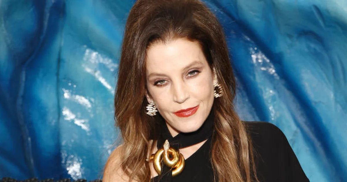 エルヴィス・プレスリーの一人娘リサ・マリーが逝去。心臓発作で緊急搬送され、そのまま帰らぬ人に - セレブニュース | SPUR