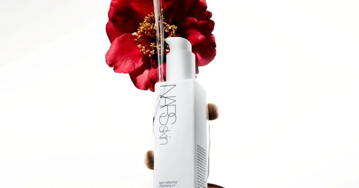 洗うたび、光が宿る。【NARS】“プレメイクアップ発想”のクレンジングオイルが誕生 - ビューティニュース | SPUR