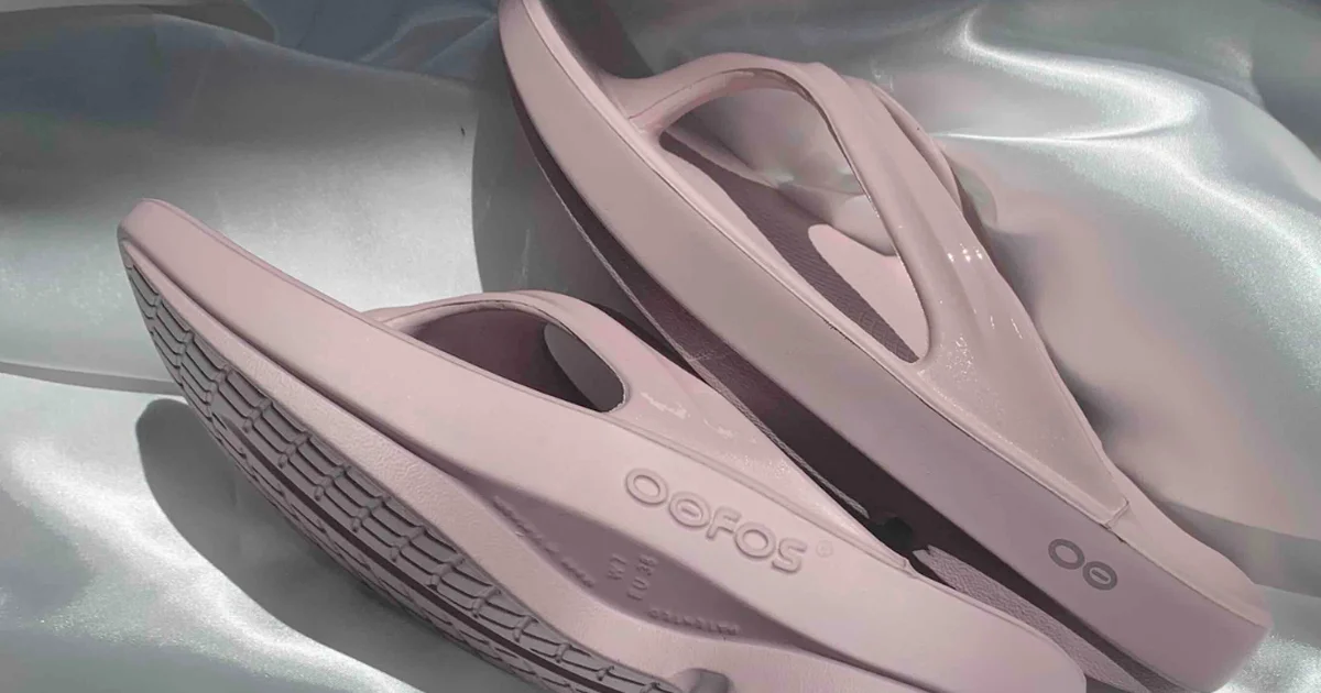 定番の【ウーフォス】もキレイ色×厚底なら女性らしく履ける #深夜のこっそり話 #1966 - 【SKB】深夜のこっそり話 - ビューティ | SPUR