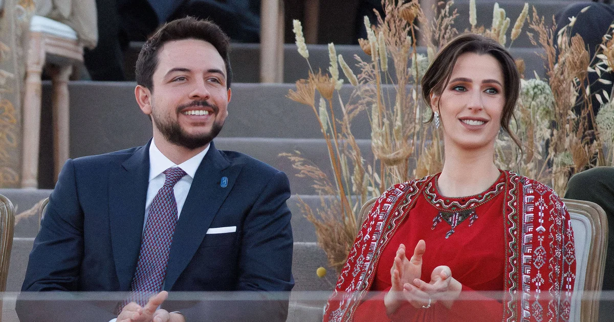 「ため息の出るような美しさ！」ヨルダンのラジワ皇太子妃、深紅のドレスを纏い圧巻のオーラを放つ。第一子の妊娠発表後、初の公務へ - セレブ ...