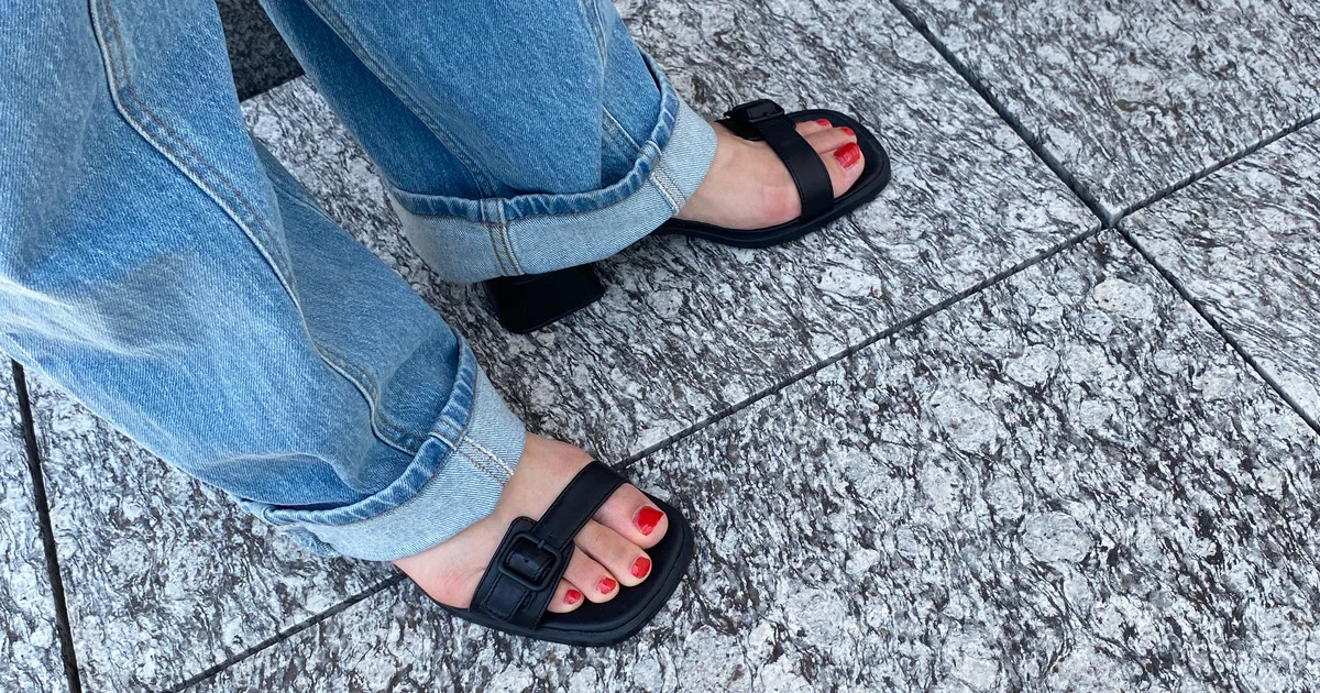 【カンペール】5cmヒールの安定感バッチリサンダルで、夏もレディに。#深夜のこっそり話 #2255 - 【SKB】深夜のこっそり話 - ビューティ | SPUR